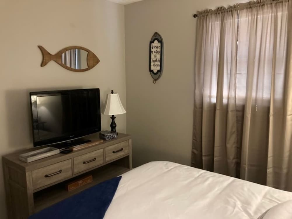 Uncork, Unwind, Relax @ This Family & Pet Friendly Lake Home #1 - Lake Hartwell