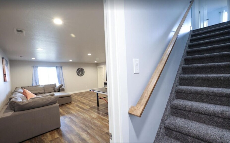 Holiday Haven | 7br Sleeps 24 | Private Pickleball Court, Lake Views & Beach Access - Utah