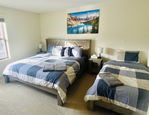 Perfect Base Mt. Views 3 Bd W/ Garage - Invermere