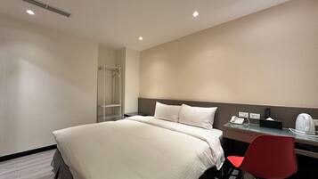 Quarto Standard | Edredões de penas, secretária, Wi-fi grátis, roupa de cama fornecida