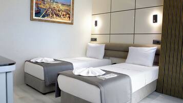 Quarto Twin Standard, 1 quarto | Roupa de alta qualidade, minibar, cofre no quarto, secretária