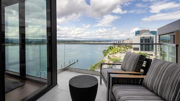 Suite, 1 cama king-size, varanda, vista para o rio (Corner) | Cofre no quarto, secretária, ferro/tábua de engomar