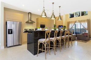 Casa de Férias Família, 4 quartos | Cozinha privada | Um frigorífico/congelador grande, um micro-ondas, um forno 