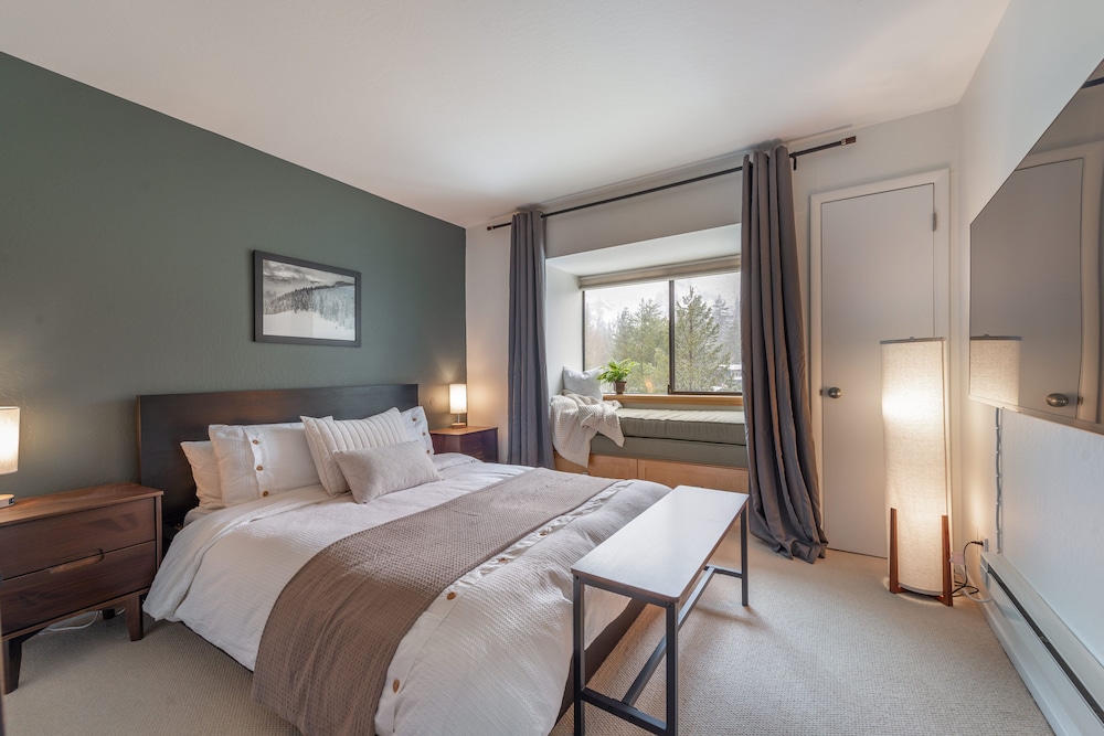 New - Palisades Tahoe Condo - Under The Tram! - Olympic Valley, CA