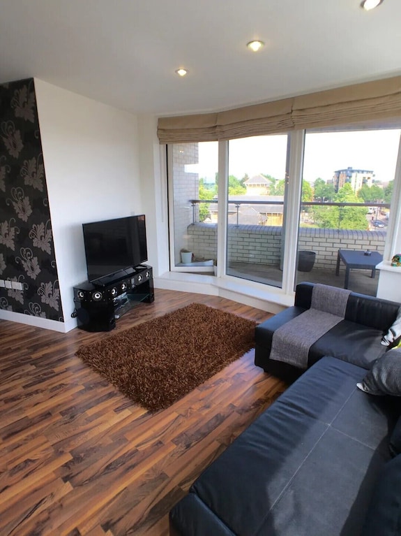 Luxury 2 Bed Penthouse Apartment Near Station - London