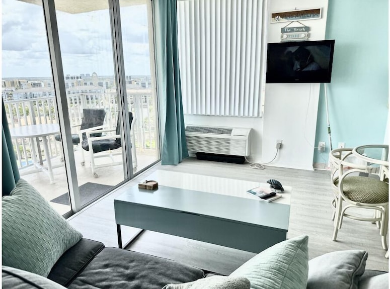 Steps To The Sand, Dive Into The Pool Live The Dream!" - Fort Myers Beach