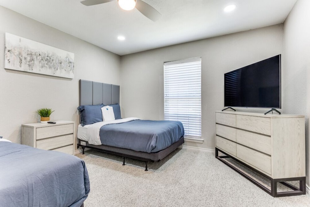 Reston New Bright, Airy Home W/ In Ground Pool & Grill - Richardson, TX