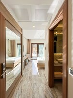 Quarto Deluxe, 1 cama queen-size, não fumadores, vista para a piscina | Roupa de alta qualidade, minibar, cofre com capacidade para portátil