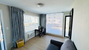 Quarto Deluxe, 1 cama queen-size e sofá-cama, vista para o mar | Sala de estar | Televisor LED