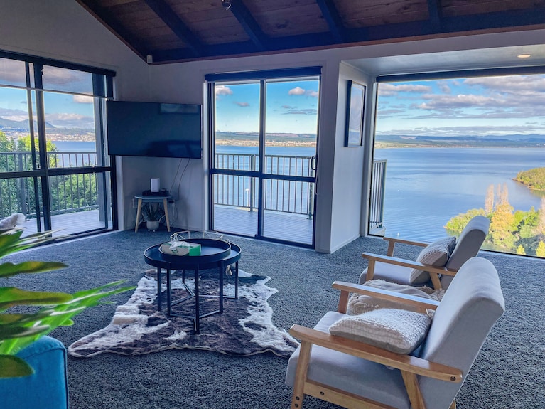 Breath Taking View Over The Lake - Taupo