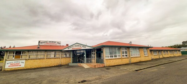 White Horse Inn Restaurant & Motel - Palmerston North