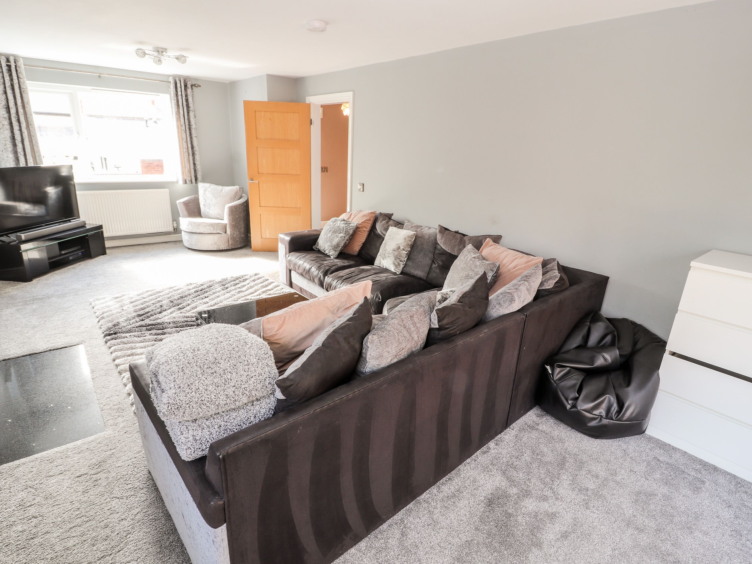 Nant House, Pet Friendly, With Hot Tub In Gwersyllt - Cheshire