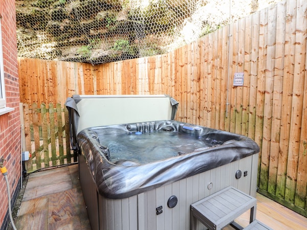 Nant House, Pet Friendly, With Hot Tub In Gwersyllt - Wrexham