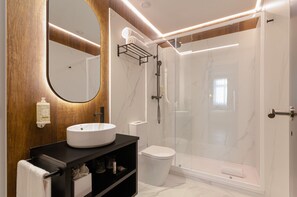 Quarto Superior | Casa de banho | Um polibã, um chuveiro fixo, artigos de higiene pessoal grátis 