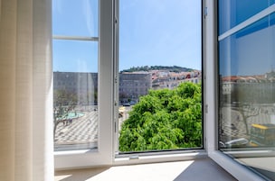 Quarto superior | Roupas de cama antialérgicas, frigobar, quartos à prova de som