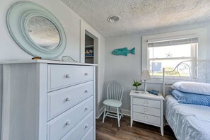 Chill Out Cottage-Darling Vacation Home with Ocean View Reviews, Deals ...