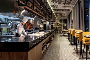 Pequeno-almoço tipo buffet diário (12 EUR por pessoa) 