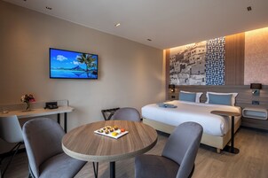 Roupa de alta qualidade, minibar, secretária 