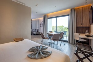 Roupa de alta qualidade, minibar, secretária 