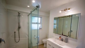 Apartamento Básico, 1 cama queen-size e sofá-cama | Casa de banho