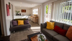 Apartamento Básico, 1 cama queen-size e sofá-cama | Sala de estar