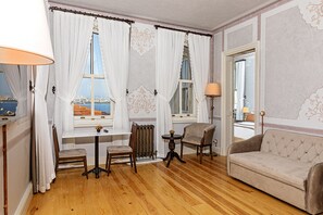 Suíte superluxo, vista para o mar | Área de estar | TV LED 40 polegadas com canais via satélite, TV