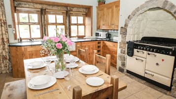 Casa de Campo | Cozinha privada | Um frigorífico, um micro-ondas, uma máquina de lavar louça