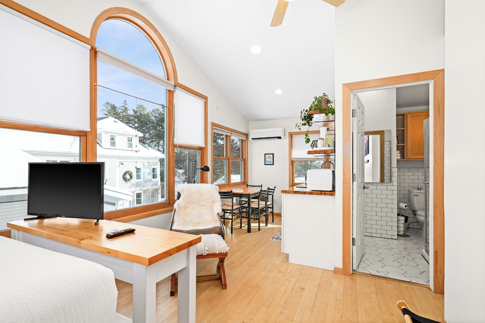 Sunshine Studio | Near Canal Park & On Beach - Duluth, MN