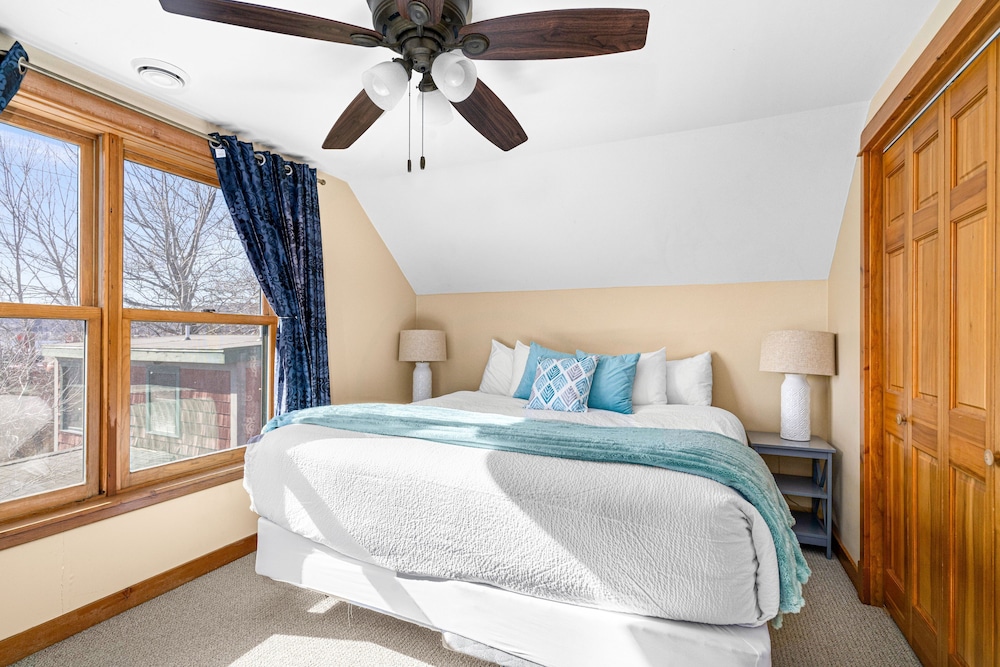 Sea Glass Cottage Near Beach Access | Pet Friendly - Duluth, MN