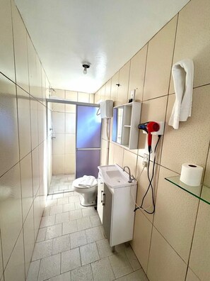 Quarto quádruplo standard | Banheiro | Secador de cabelo (mediante solicitação), toalhas de banho