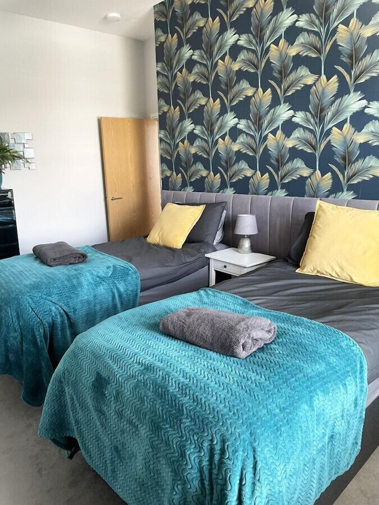 Between Beach & Shops - Private Parking En-suite - ワイト島