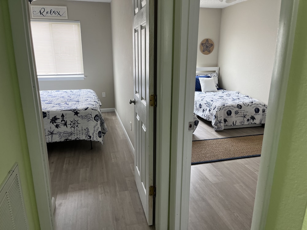 Kill Devil Hills Oceanside Townhouse - 4 Min. Walk To Beach Access - Sleeps 4-5 - Kill Devil Hills, NC
