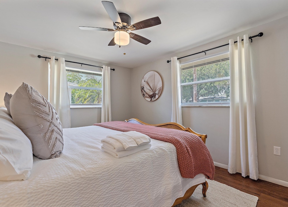 Afterdune Delight | Pet-friendly W/ Backyard + Lanai - Sarasota, FL