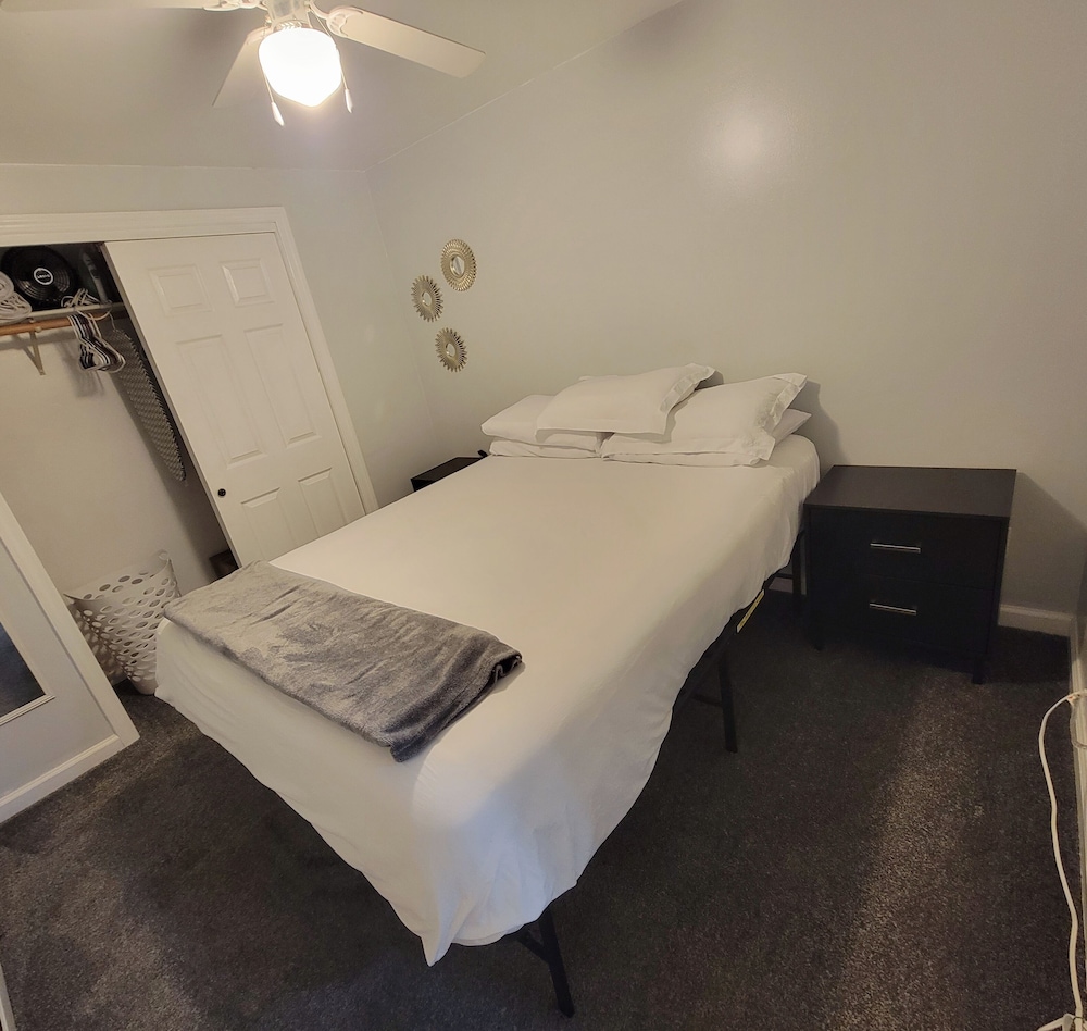 Private 1 Bedroom Apt In A Quiet Neighborhood, Close To All! - Stony Brook, NY