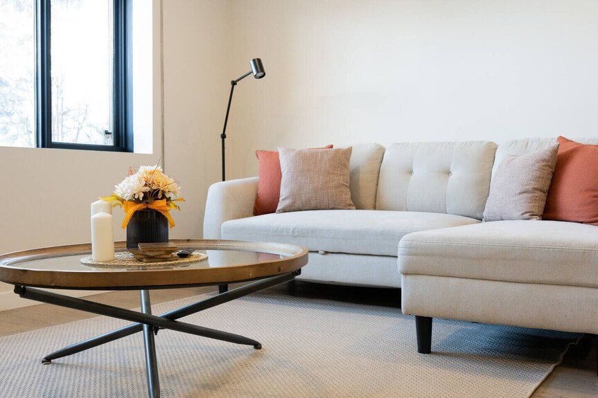 Spacious, Bright Suite Near Mountains & Downtown - Calgary