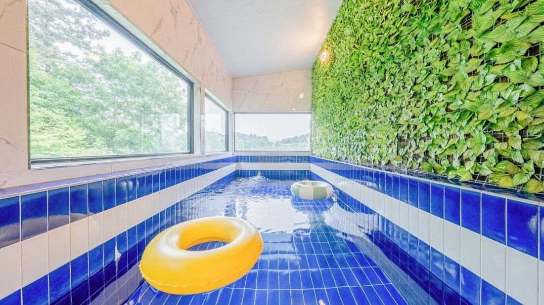 Quarto básico, 3 quartos (YOYO POOL) | 3 quartos, Wi-Fi de cortesia