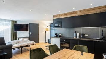 Apartamento Superior | Cozinha privada | Um frigorífico/congelador grande, um micro-ondas, um forno