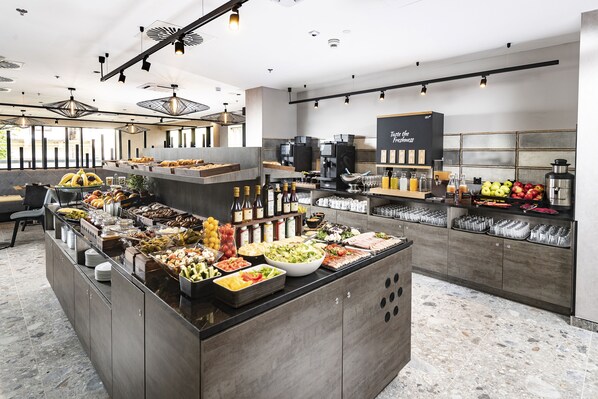 Pequeno-almoço tipo buffet diário (15 EUR por pessoa) 