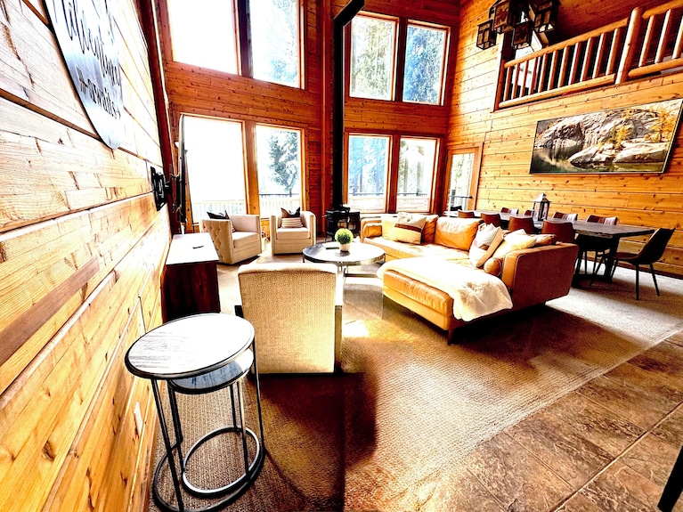 Red Fox Lodge - Gorgeous Views Of Lake Cle Elum - Hot Tub - Game Room - Washington