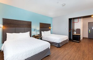 Quarto, 2 camas queen-size, acessível (3x3 Shower) | Secretária, secretária adequada para computadores portáteis 