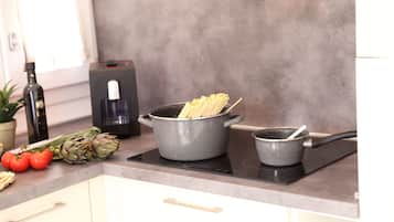 Frigobar, lava-louças, talheres/pratos/utensílios de cozinha