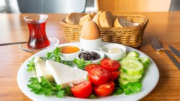 Pequeno-almoço tipo buffet diário (3 EUR por pessoa)