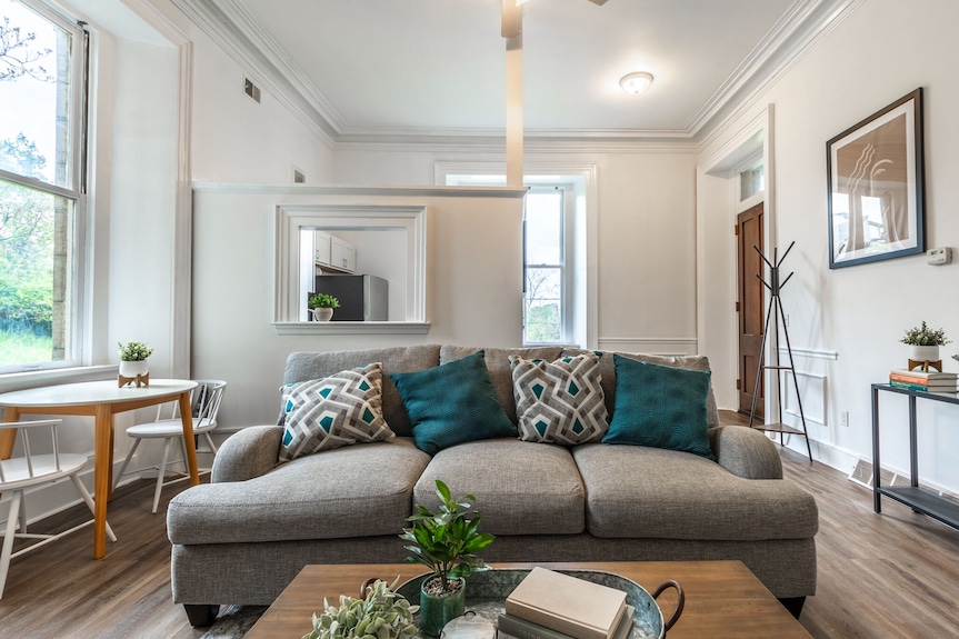 Warren Castle - Breathtaking Views Of Pittsburgh - National Aviary, Pittsburgh