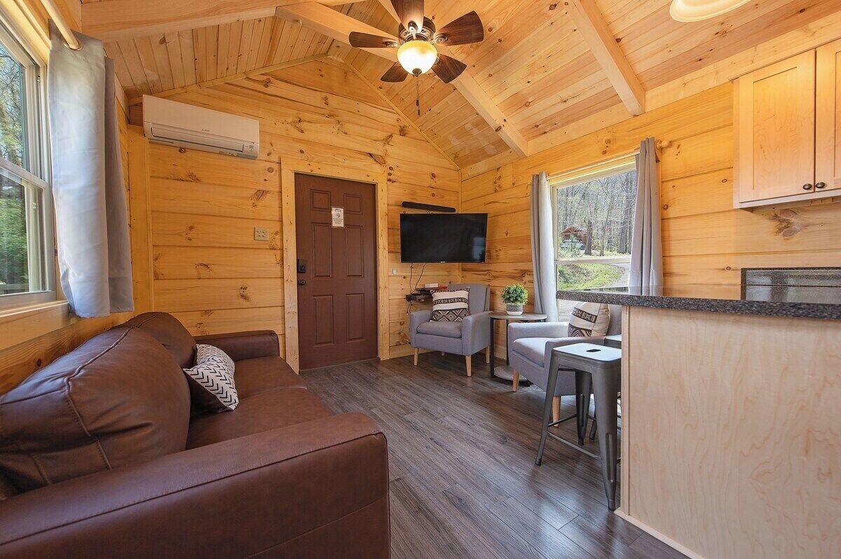 Jake Cabin | Luxury Hot Tub Cabin Near Downtown - Chattanooga, TN