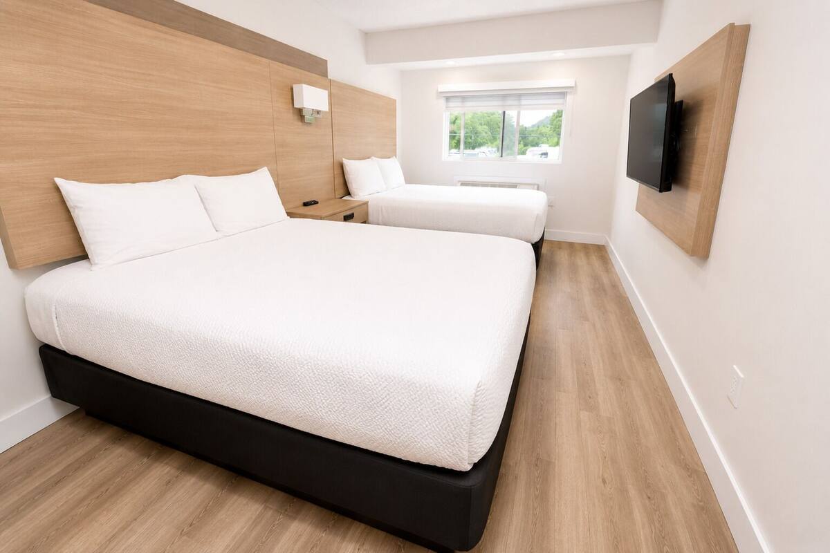 Suite Familiar | Roupa de alta qualidade, edredões de penas, camas de colchão pillowtop 