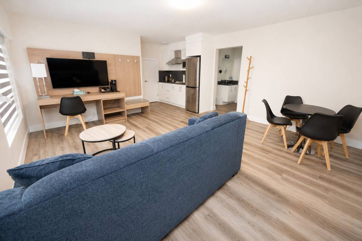 Suite Familiar | Sala de estar | Smart TV de 32 polegadas com canais por cabo 