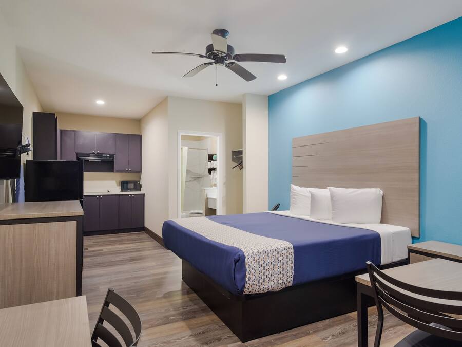 Quarto luxo, 1 cama King, cozinha americana | Escrivaninha, espaço de trabalho para notebook