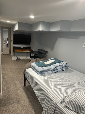 Apartamento Romântico | Sala de estar | Televisor LED de 43 polegadas com canais digitais, televisor