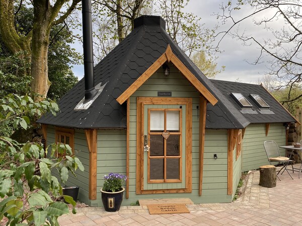 Hobbit Cabin For 2 - Outdoor Bath / Wood Burner - Scotland