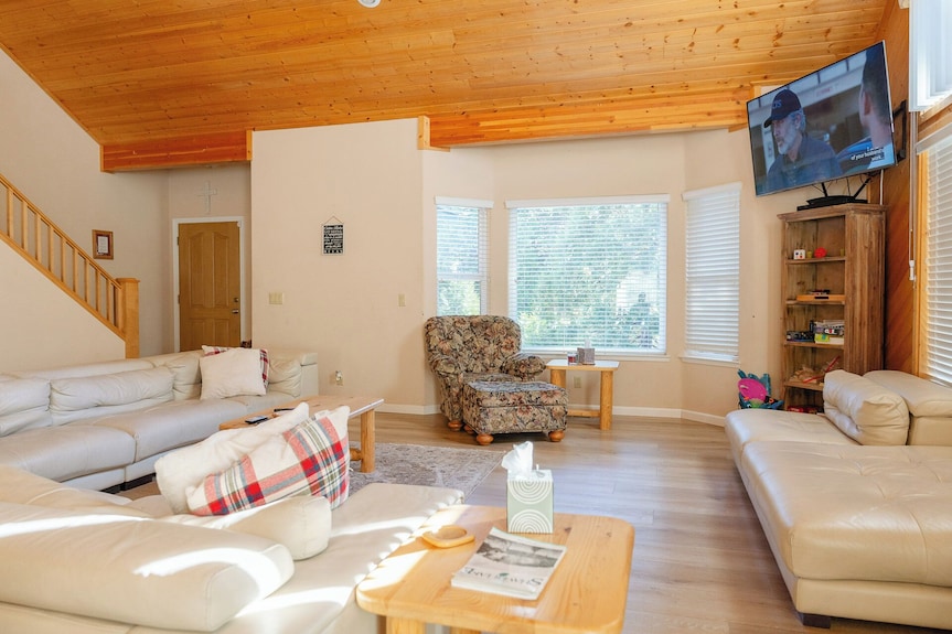 Spacious Cabin With Game Room Free Wifi & Parking - Shaver Lake, CA